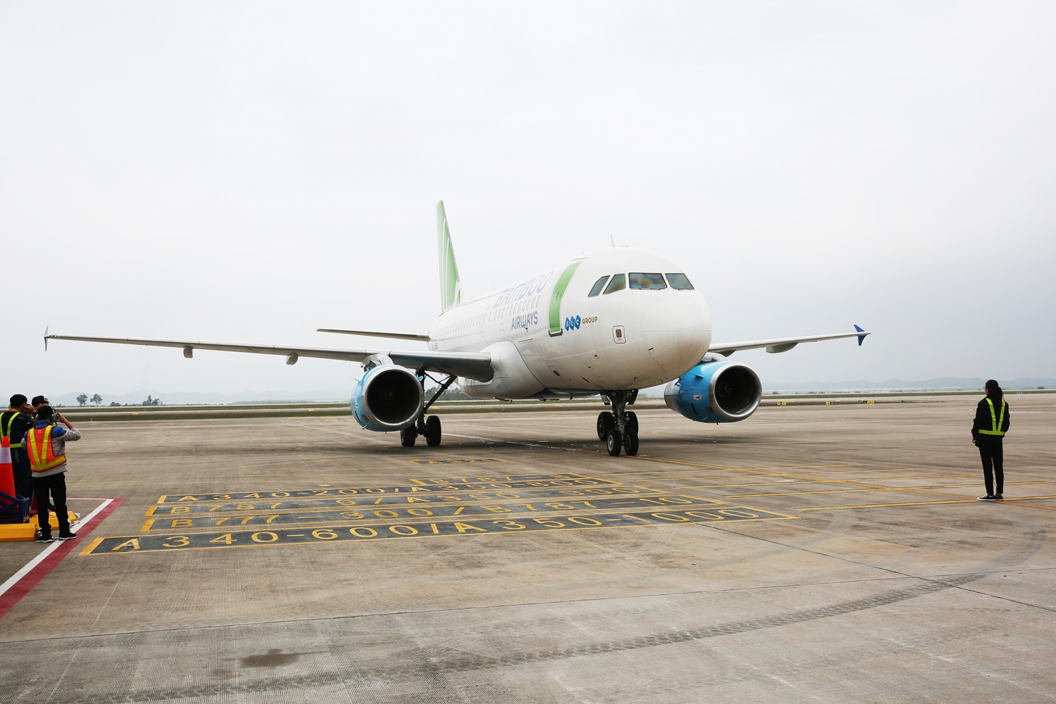 Máy bay của Bamboo Airways hạ cánh xuống Cảng hàng không quốc tế Vân Đồn