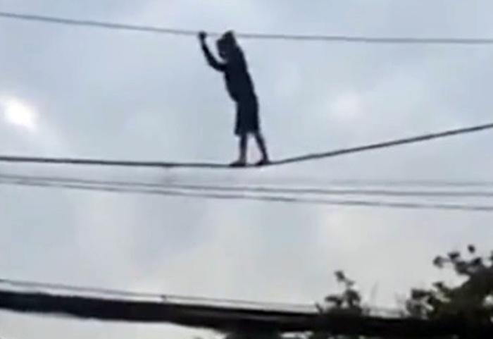 Nam thanh niên ‘ngáo đá’ đi thăng bằng trên dây điện