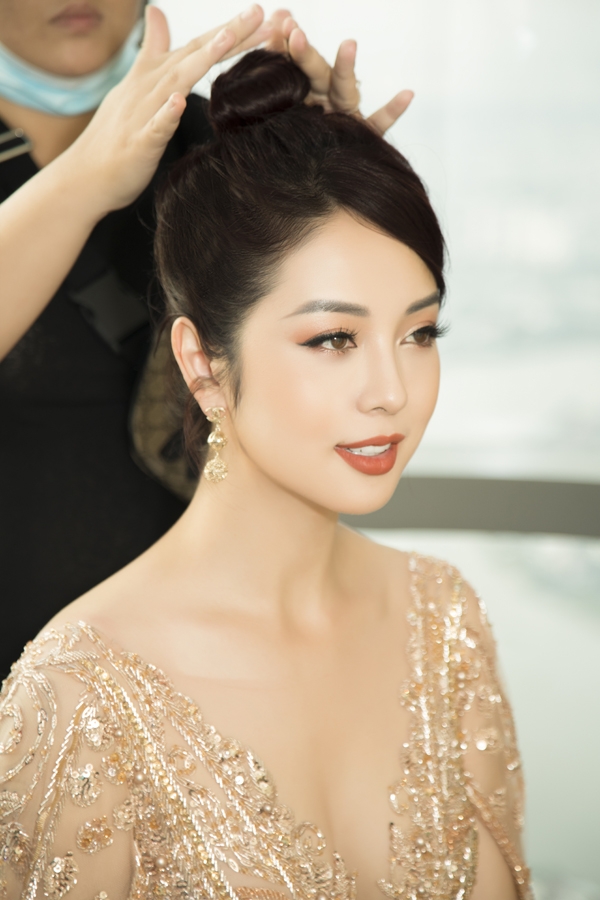 Jennifer Phạm trở lại công việc sau sự cố ngất xỉu trên sân khấu